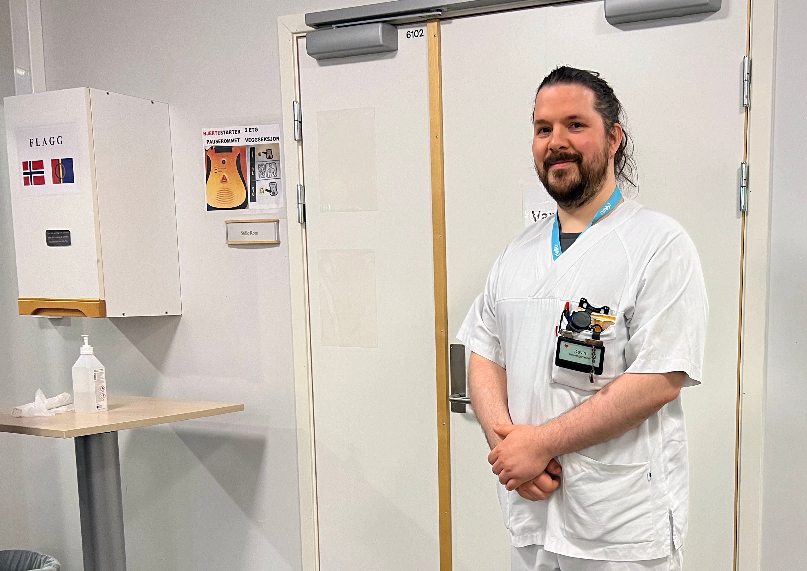 Helsefagarbeider Kevin har utvidet ansvarsområde: - Viktig å være villig til å lære mer